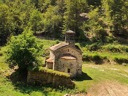 Gradi se most i ozidava izvor Presvete Bogorodice u manastiru Palja